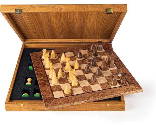 Walnut Chess Set, szachy w stylu nowoczesnym, brązowe i kości słoniowej ...